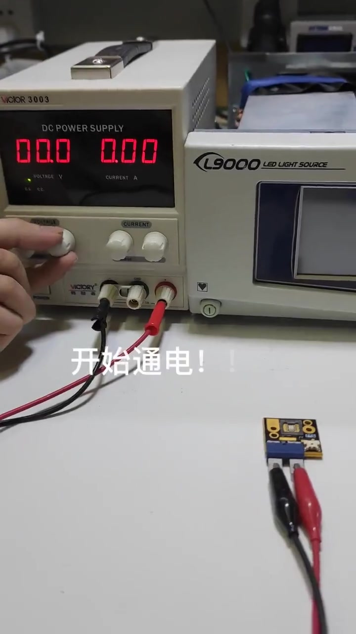 设备设备维修科普\n手术室冷光源史赛克L9000冷光源,里面的蓝色LED...