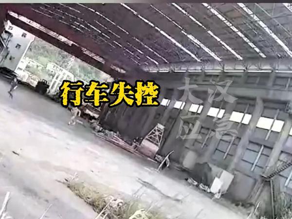 惊险瞬间,行车脱轨行车故障酿事故#事故
