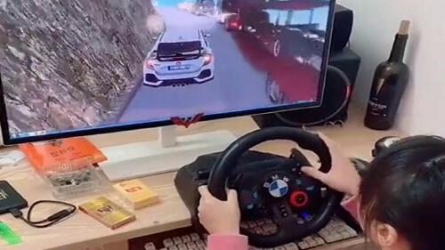 媳妇用模拟器练车,看了这操作后,我的心都凉了!