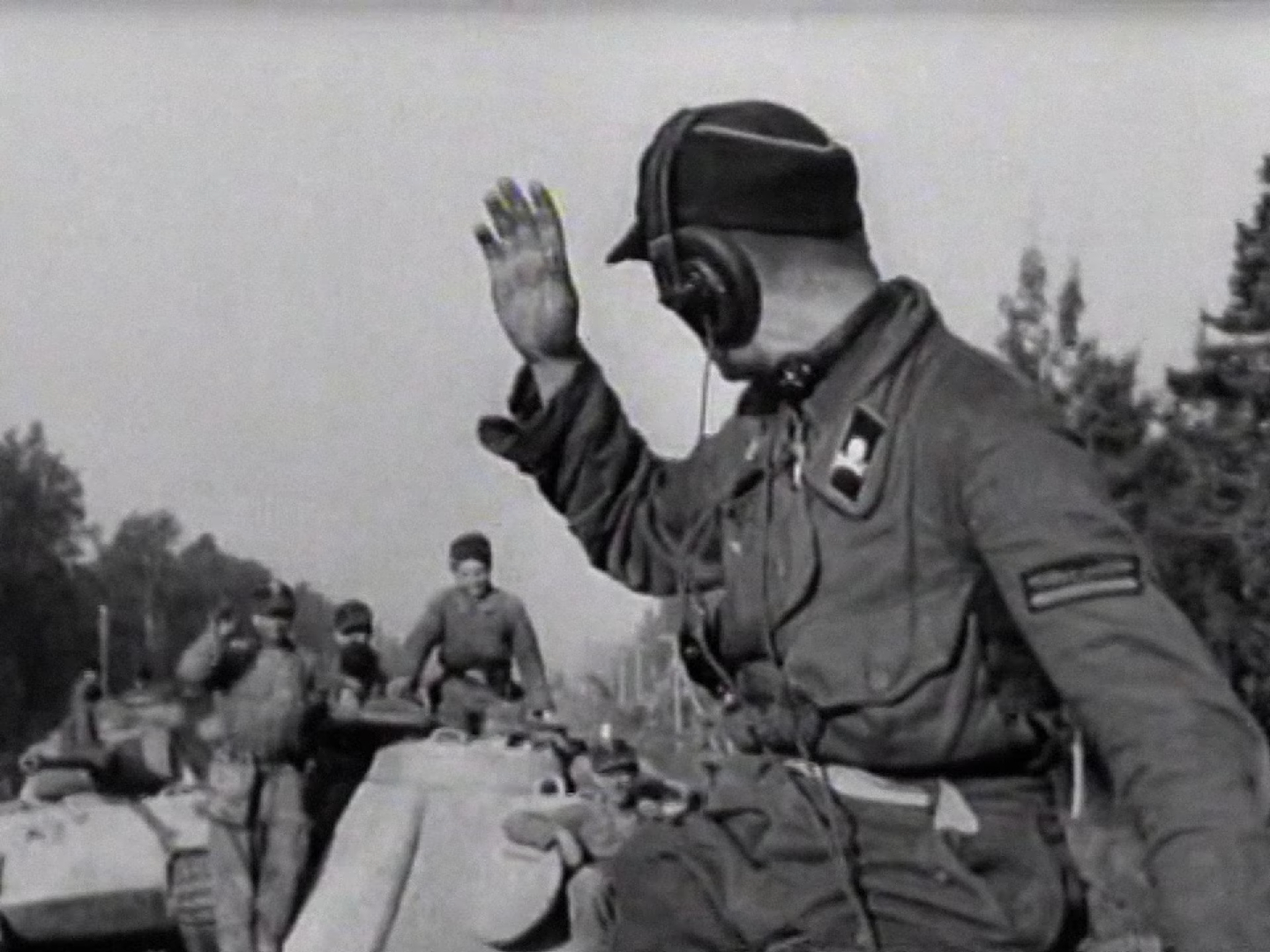 行军中的虎式与豹式 - 1944年夏末东线