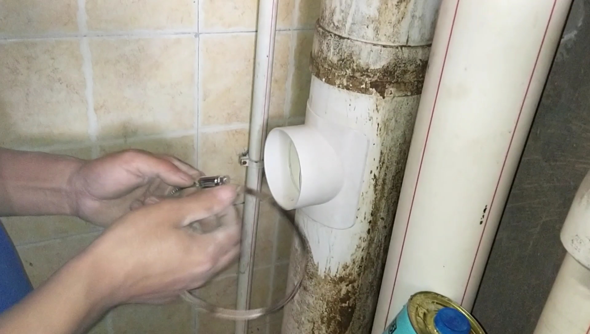 160的下水管管上开三通,不用截管,只用一个管件就行。