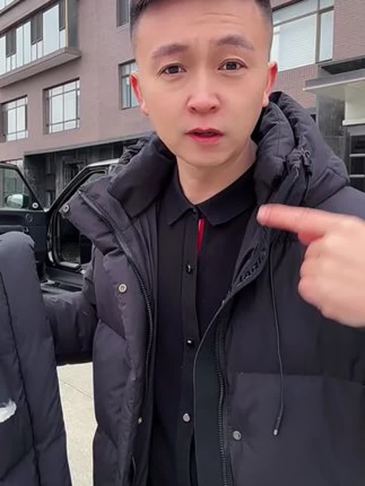 保白鹅绒,而且95白鹅绒,男女老少都能穿的一款羽绒服,版型超好看,外面...