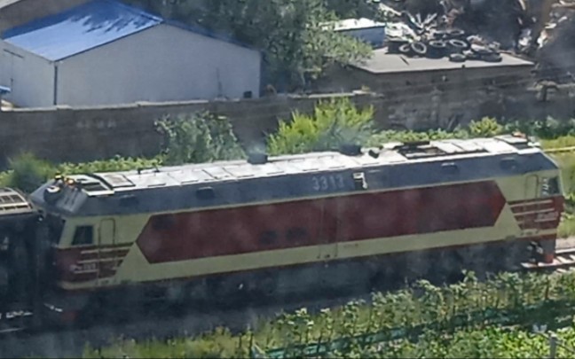 4D-3313牵引K7054次列车通过