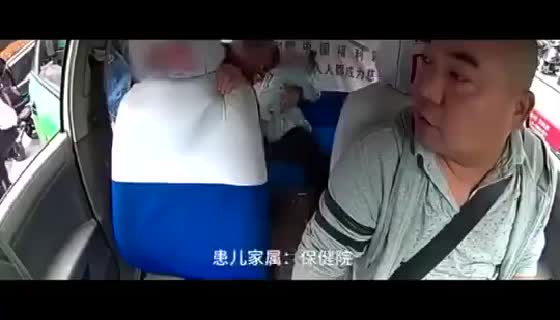 好心的哥,为救孩子连闯三个红灯,交警核实后,给予消除违章赞赞