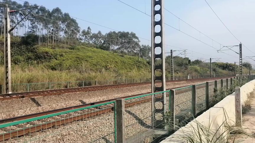 NO.1:一颗甜甜的大红枣牵引Z332次列车通过该区间NO.2