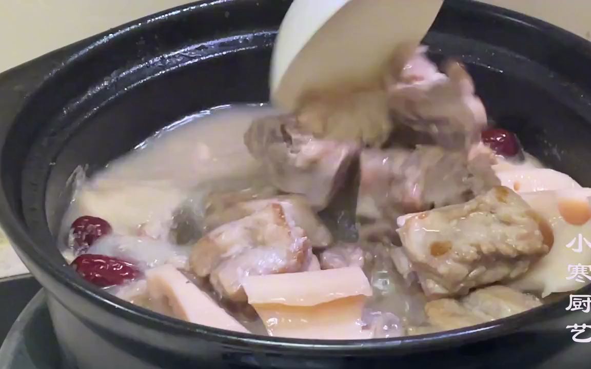 炖莲藕汤时,最忌直接下锅炖,大厨教我正确做法,莲藕软糯不发黑