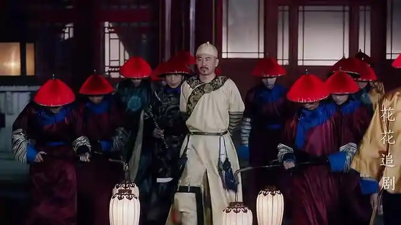 这才是天子出行的排面 到哪儿都有侍卫跟着 不存在偷听这一剧情