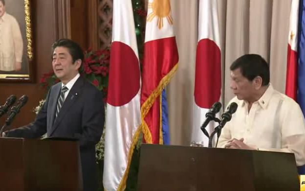 日本首相安倍晋三访问菲律宾,与杜特尔特一起出席新闻发布会