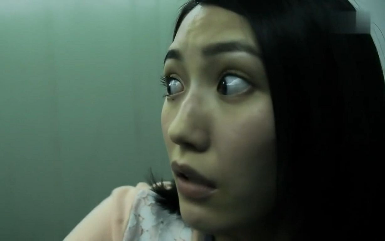 电梯故障,女子和男子被困在电梯,而监控却显示只有一个女子