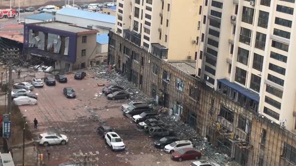 俯拍大连燃气泄漏爆炸现场:楼体玻璃被震碎,周围满目疮痍