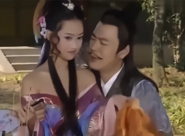 县官为了升官真是拼,亲手送老婆使美人计,瞬间抵挡不住