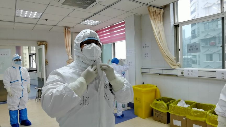抗疫一线医生示范 防护服穿脱正确姿势