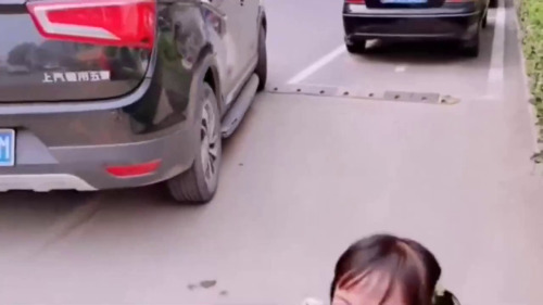 兵爸爸休假结束回单位了,离去时孩子不舍爸爸急得直哭