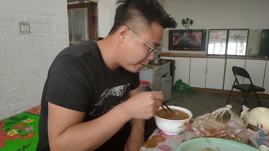 小伙挑战农村版黑咖啡?用六种食材制作而成,味道一个字 “绝”