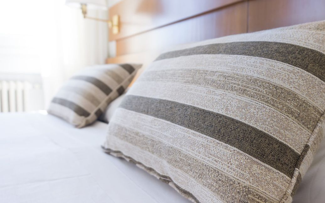 【照理说事】在酒店隔离14天,隔离结束一看账单6000多!这钱到底该由...