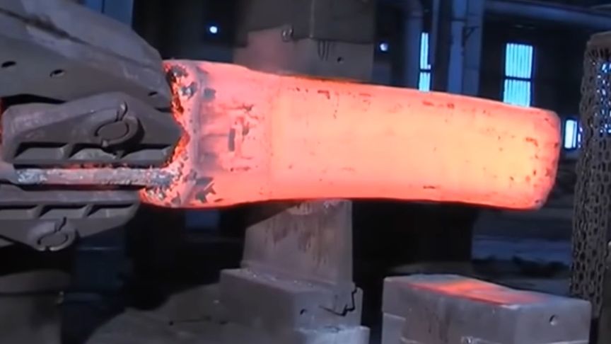 为何炼钢主要依赖进口铁矿石,对利用废旧钢铁的比例较小呢?