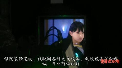 影院装修完成,放映间各种设备开业前试运行,电气设备排列整齐