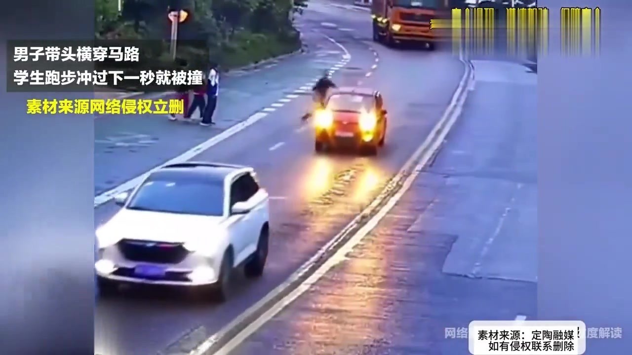 安全意识在哪里?男子带头横穿马路,学生跑步冲过下一秒就被撞