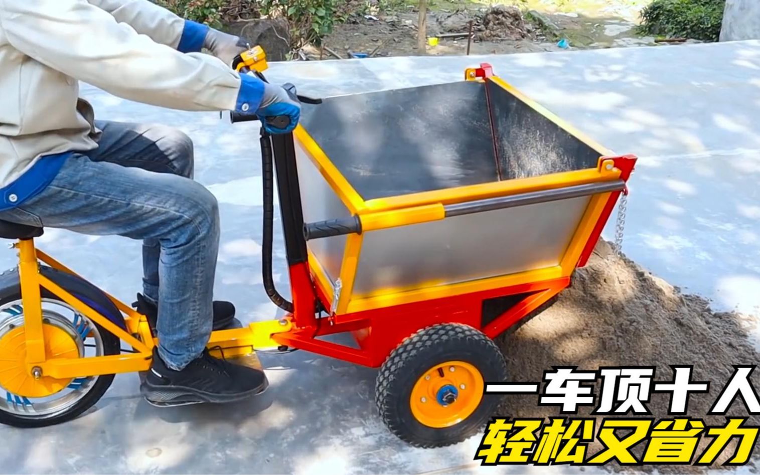 小伙制作推推车,轻松省力一车顶十人,老板给一千的活,轻松干完