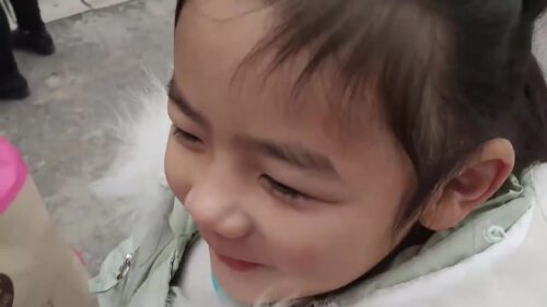 萌娃开学秒变社交达人!飞奔扑向老师笑翻全场,幼儿园成快乐天堂