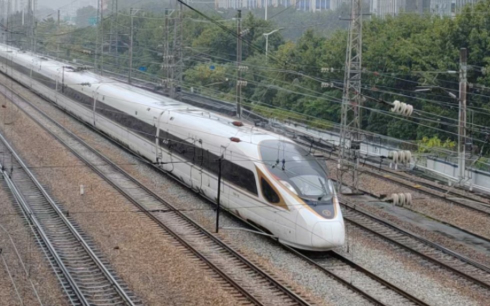 复兴号动车组CR400BF-5005+CR400BF-5069担当D9703/6/3次列车...