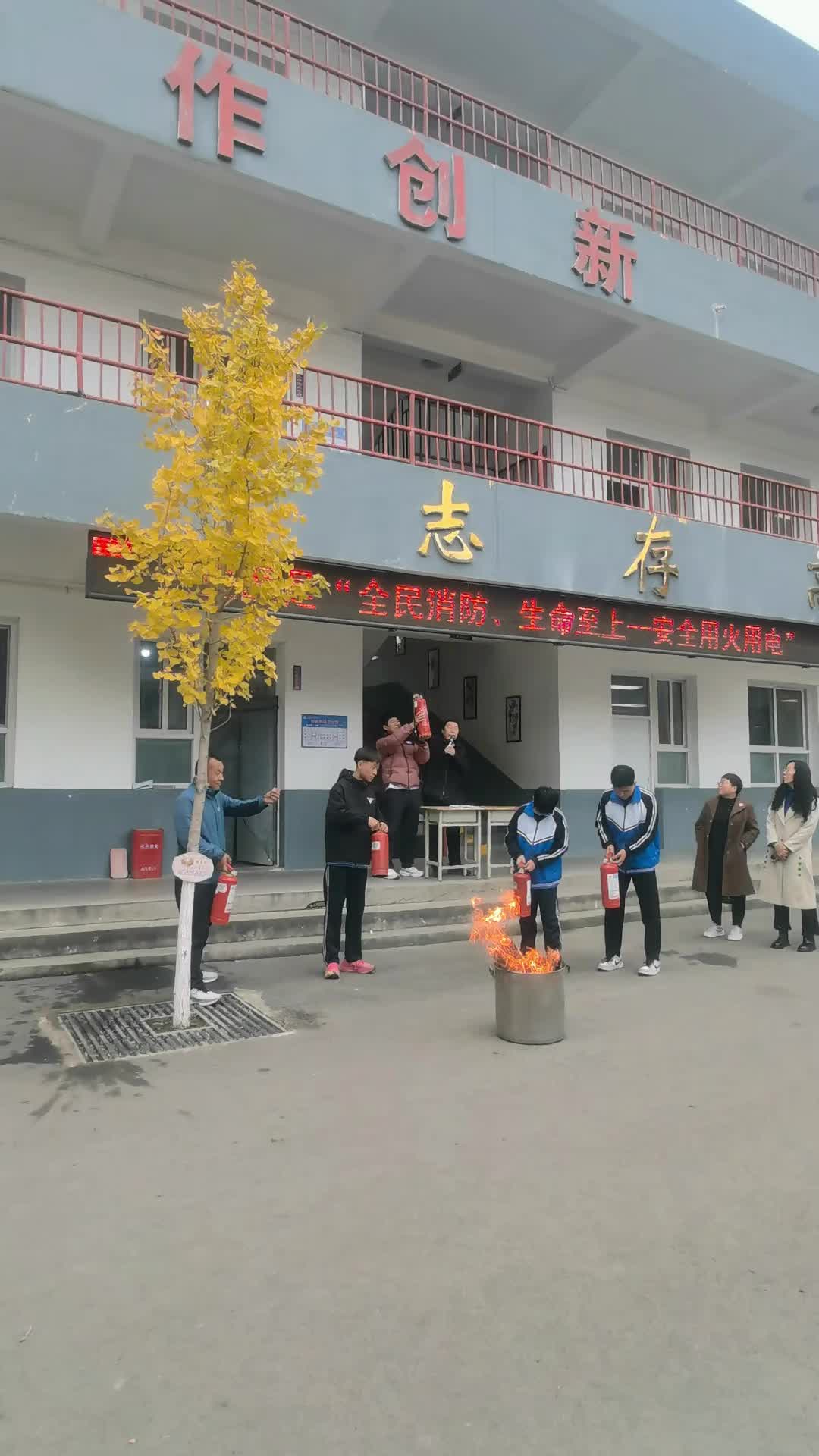 上午第二节大课间我校进行消防演练。下课铃声一落随着校园内响起...