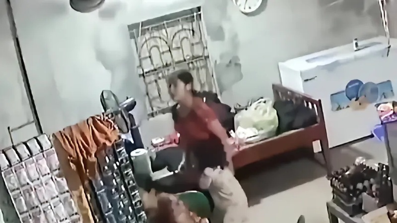 看世界 科普 监控下的一幕 记录真实生活