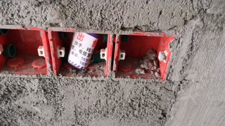 活络线施工结束,用底盒塑料片刷胶水封死线管,比底盒盖子更实用