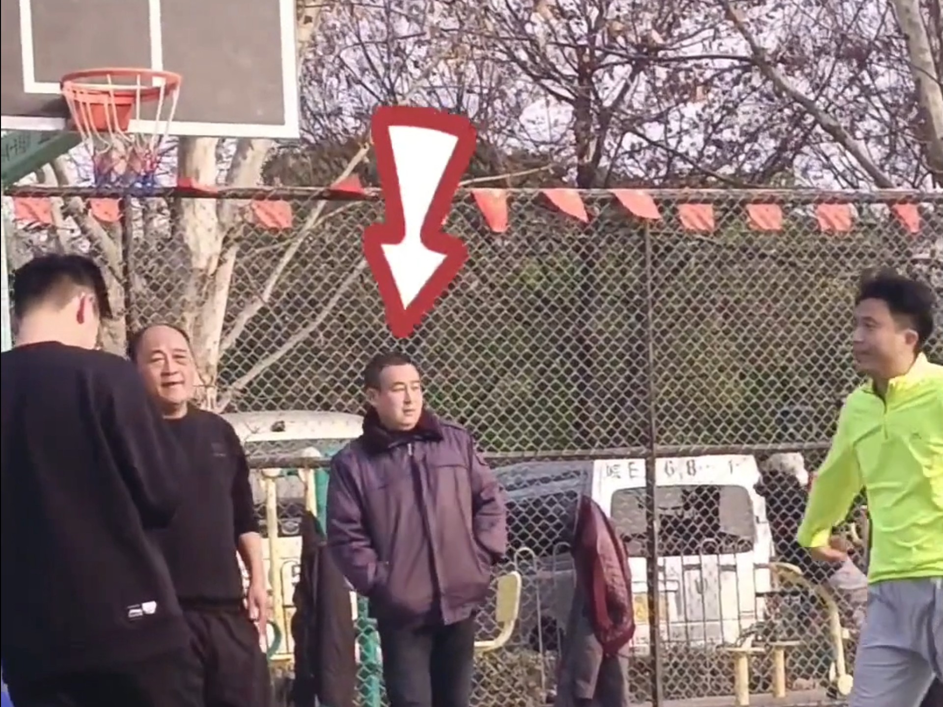 大叔双手插兜,只要略微出手就轻松进球!