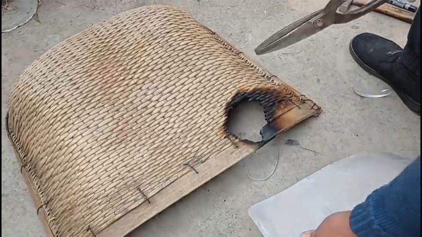 被火烧了个洞的簸箕,手艺人分分钟用白铁补好,又可以用十年!