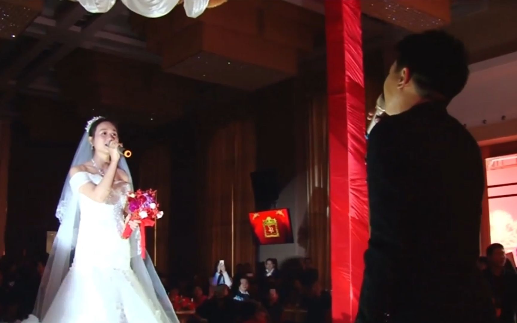 让人羡慕的婚礼现场,新娘新郎对唱《只要有你》,网友:太好听了