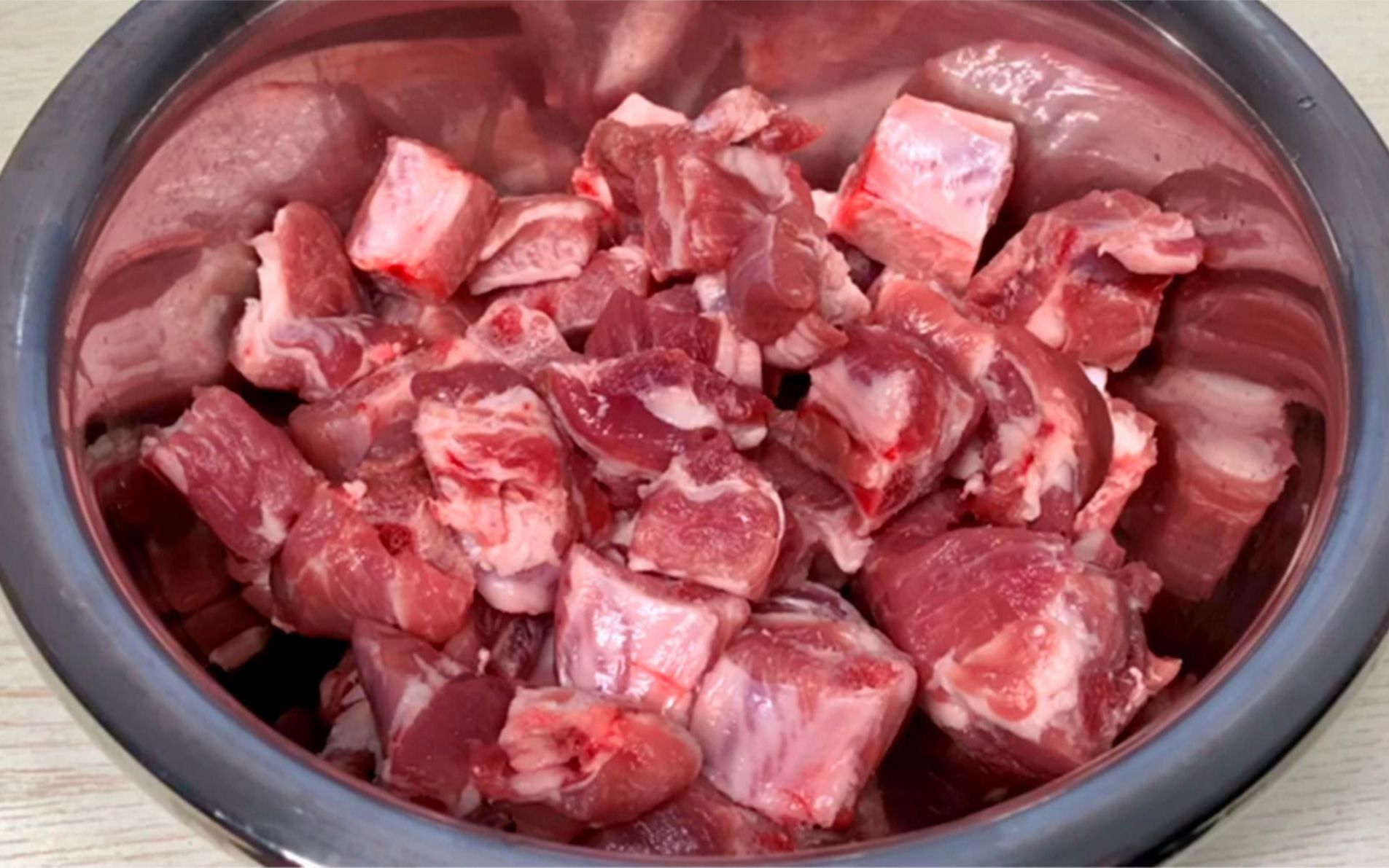 炖排骨时,有人焯水,有人直接炖,大厨:全不对,教你最正确做法