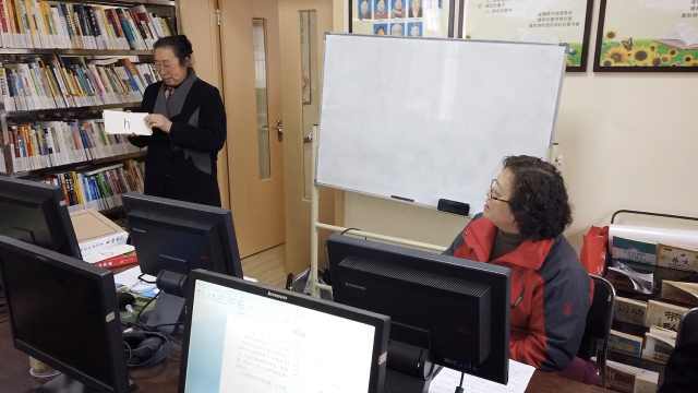 69岁奶奶教老年人学电脑:跟紧时代