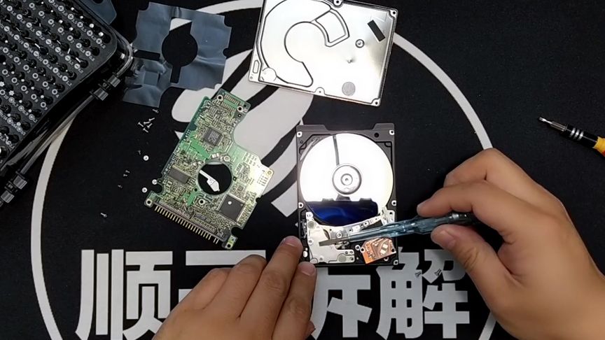 顺子拆解:匈牙利04年生产的IBM笔记本电脑10G硬盘,捷克组装