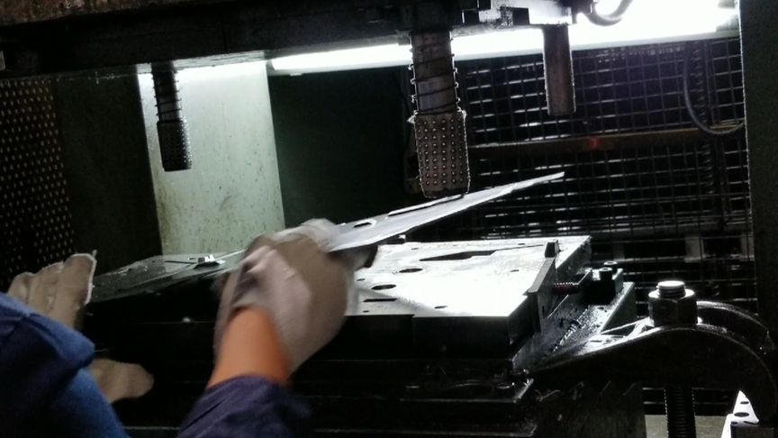 求指教。五金冲压模具产品尺寸不稳定。求同行指点。