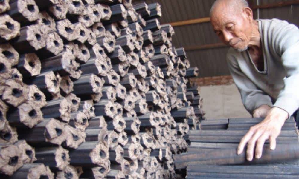 .b>木炭这么便宜,看到木炭制作