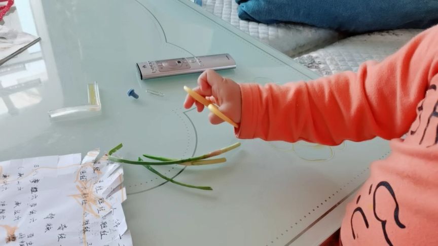 陪我的小王子成长,今天开始练习剪刀的使用