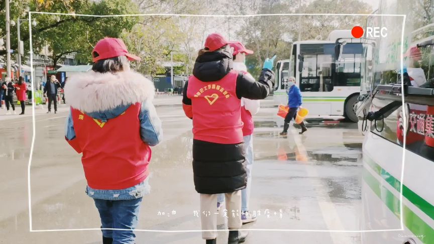 疫情期间湖南巴士青年志愿者长沙火车站为乘客服务