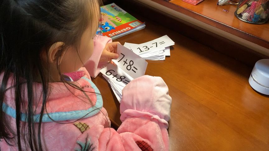 今晚用抽卡片训练口算所有退位减法和进位加法