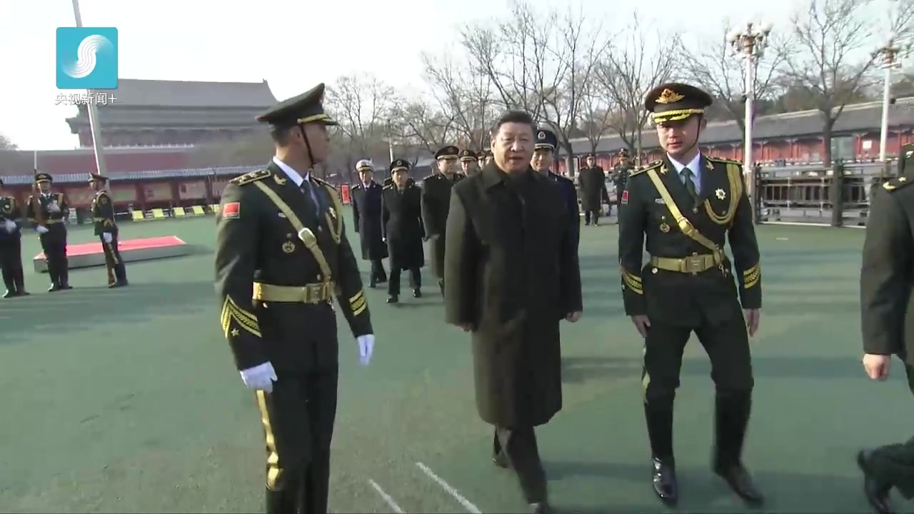 习近平看望慰问国旗中队官兵