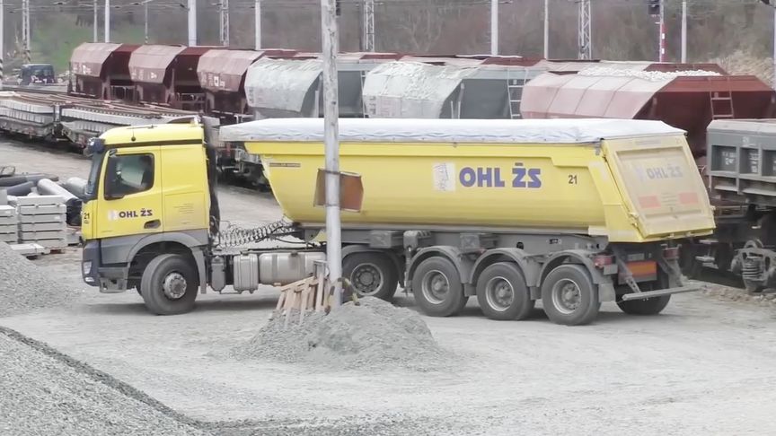 这半挂车太神奇了,这么小的转弯半径,它竟能顺利通过