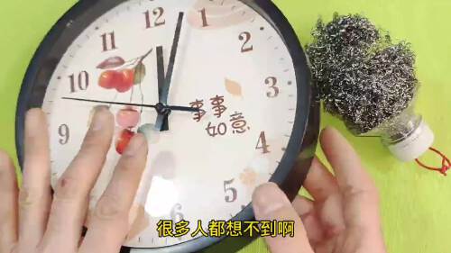 钢丝球塞进钟表秒变神器?电池没电也不怕,这招太绝了!