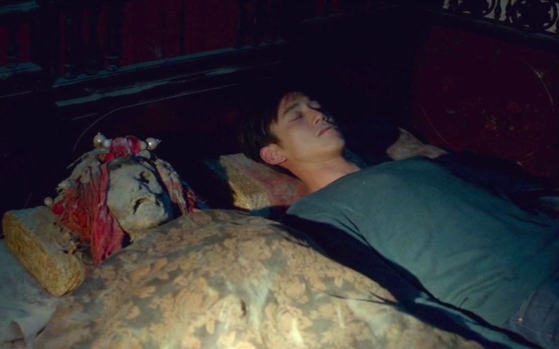 小伙半夜惊醒看见女朋友,一翻身,怎么这边还有一个女朋友!