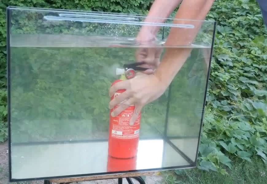 趣味实验:将灭火器浸入水中,灭火剂喷出来可能会吓到你吗?