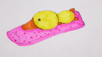 小琪简笔画教程:教大家简单几笔就可以画出一个可爱的鸭子抱枕,快来...