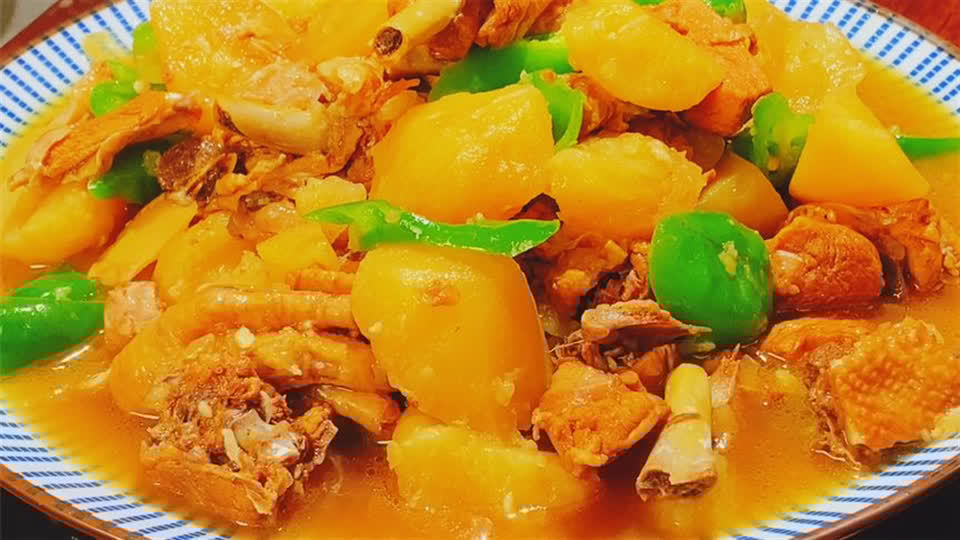 不能错过的新疆美食,鸡肉软烂脱骨,土豆粉糯