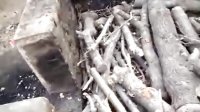 黄河秸秆煤技术人员现场给客户碳化各种原料