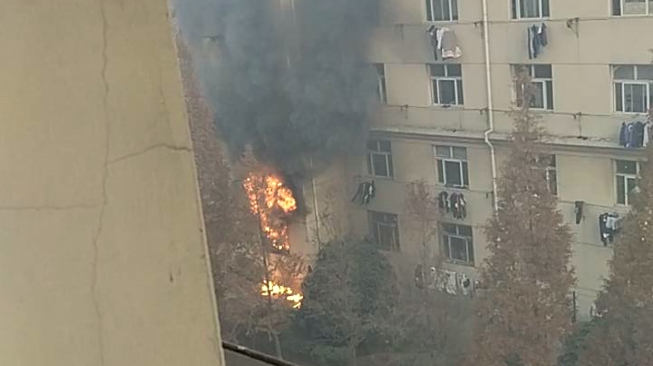 去年男生宿舍违规用电导致火灾,有没有校友啊!