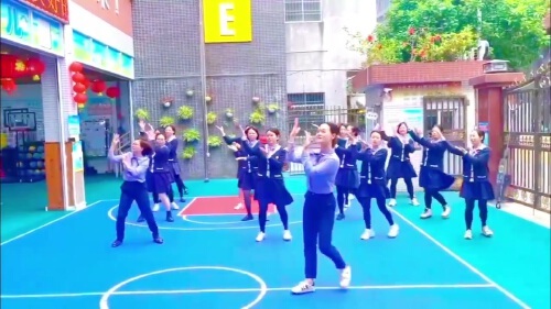 晨会就要是这样活泼的,元气满满的一天开始啦