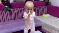 小宝宝模仿电视上舞蹈, 下一秒的动作, 太萌了